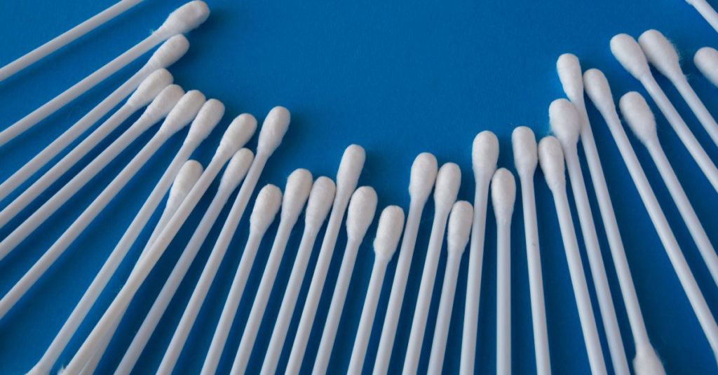 Desafio de 'fumar cotonete' ganha adeptos e médicos alertam pais