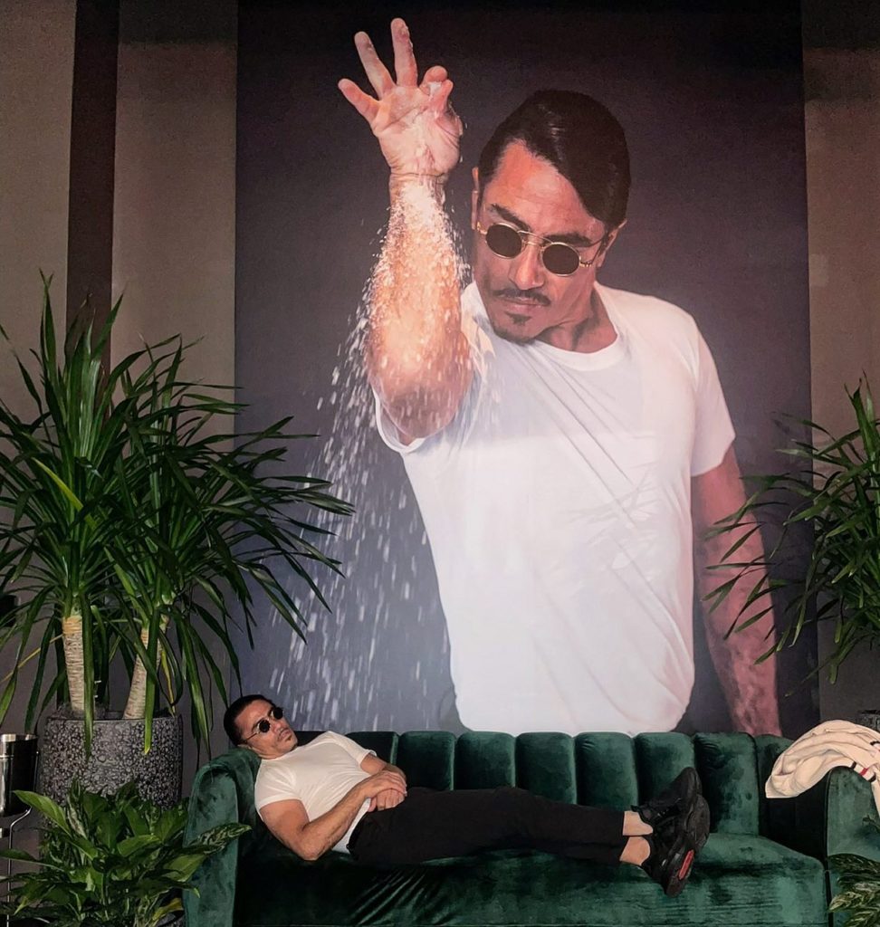 Salt Bae, chef celebridade, polemiza ao cobrar quase R$ 900 mil por jantar