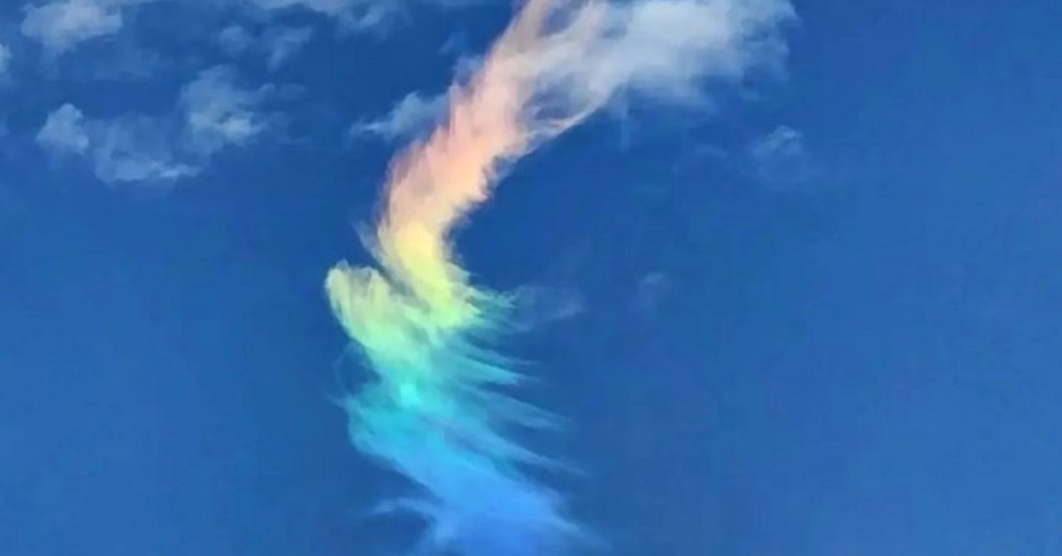 Nuvem colorida surge no céu do Brasil e impressiona cidadãos