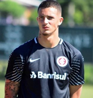 Goleiro Emerson Jr. posta 'o dote' sem querer e põe a web em polvorosa