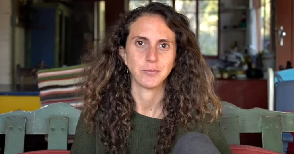 Lembra dela? Afastada da internet, Jout Jout dá à luz no jardim