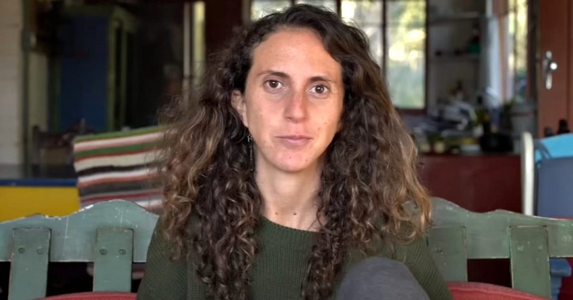 Lembra dela? Afastada da internet, Jout Jout dá à luz no jardim